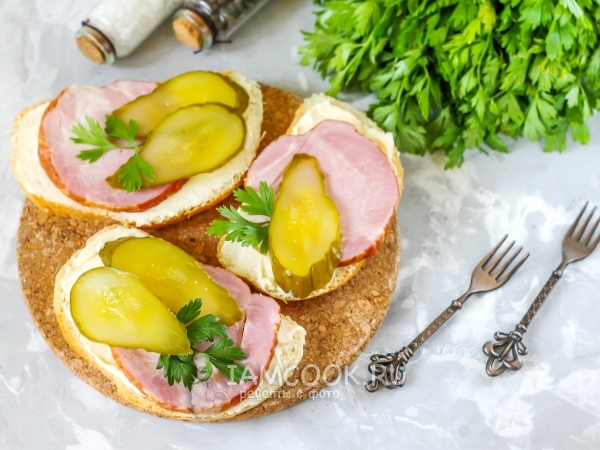 Бутерброды с ветчиной, плавленым сыром и соленым огурцом — рецепт с ...